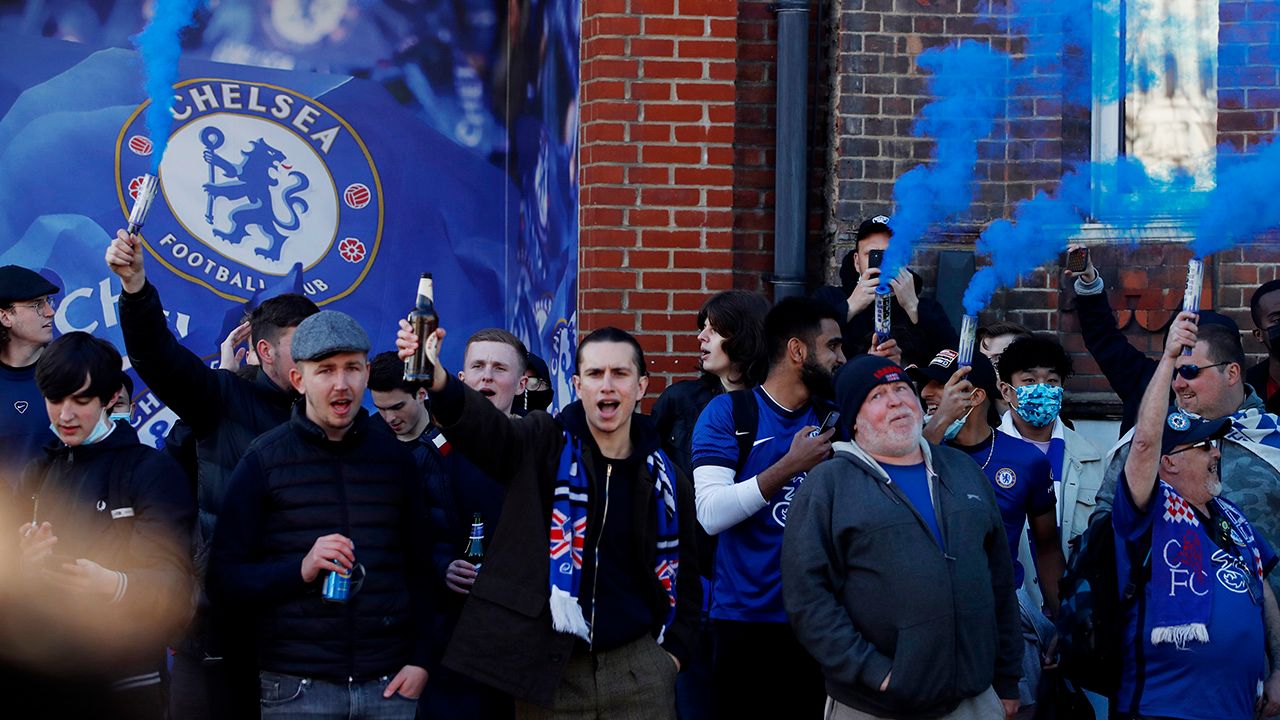 La afición de Chelsea pintó de 'Blue' las inmediaciones de Stamford Bridge