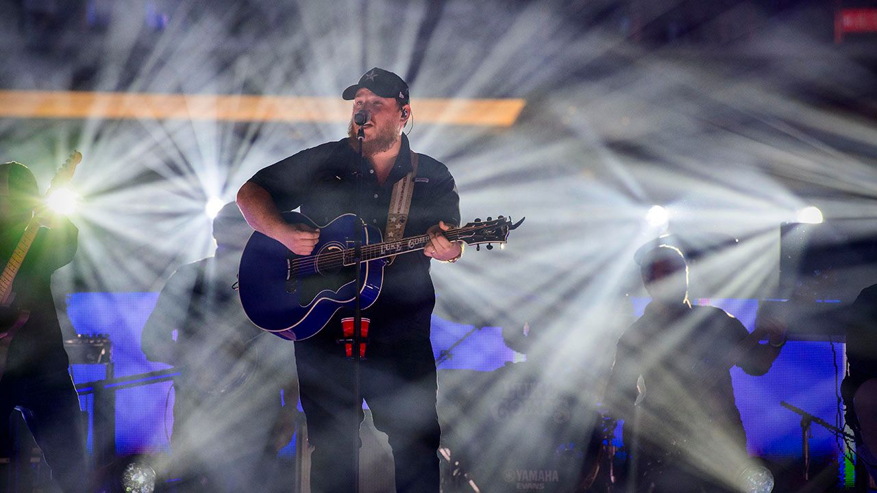 Luke Combs y las Cowboys Cheerleaders pusieron la fiesta en Dallas