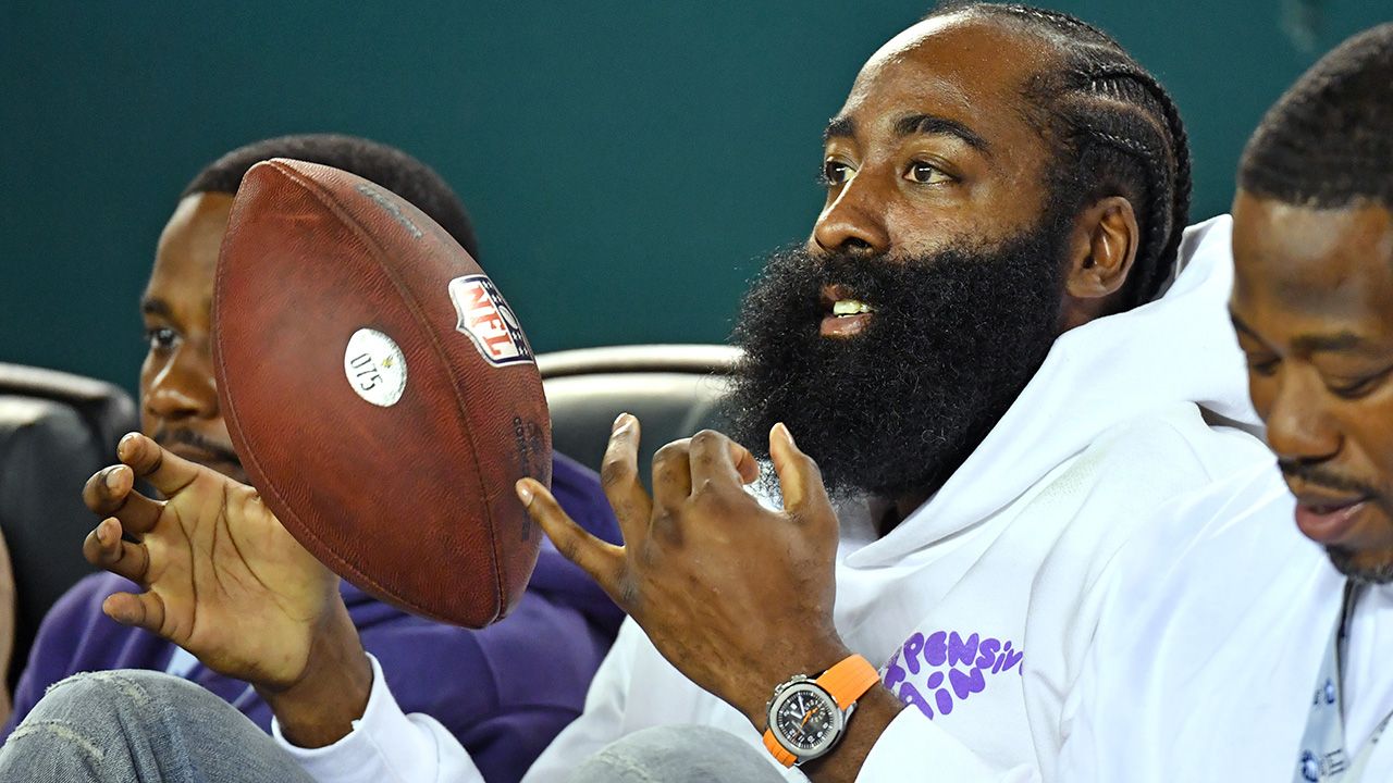 James Harden, fan de lujo en la doble cartelera de Monday Night Football