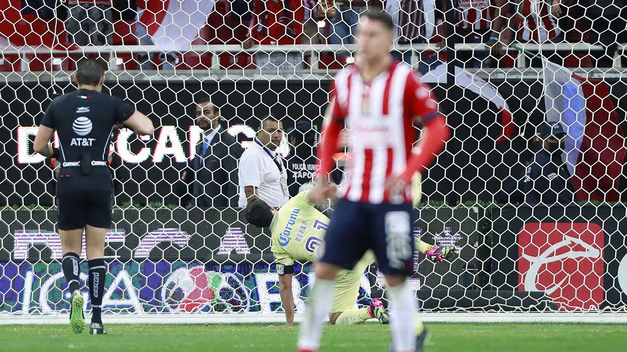 Henry Martin hace 'el perrito', ahora en el patio de las Chivas