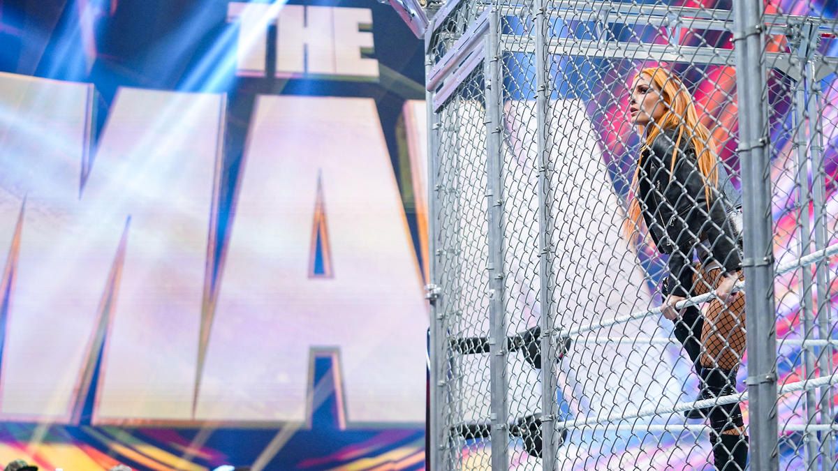 Becky Lynch y Trish Stratus protagonizaron el combate de la noche