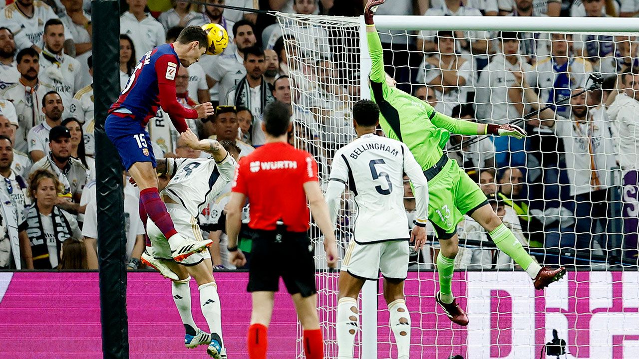 Error de Lunin y primer gol para el Barcelona en El Clásico