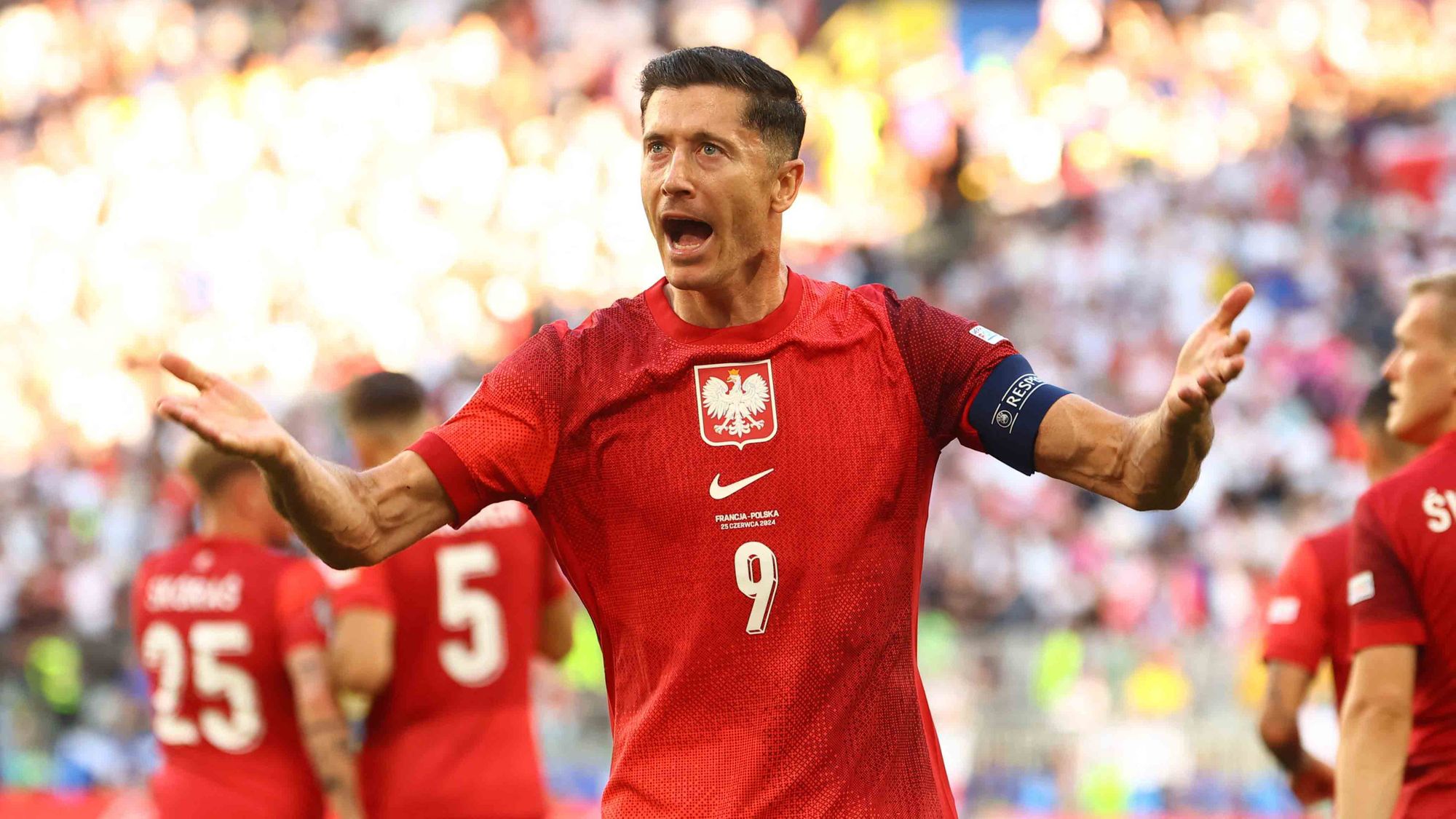 La suerte le sonríe a Robert Lewandowski: fallo, repetición y gol