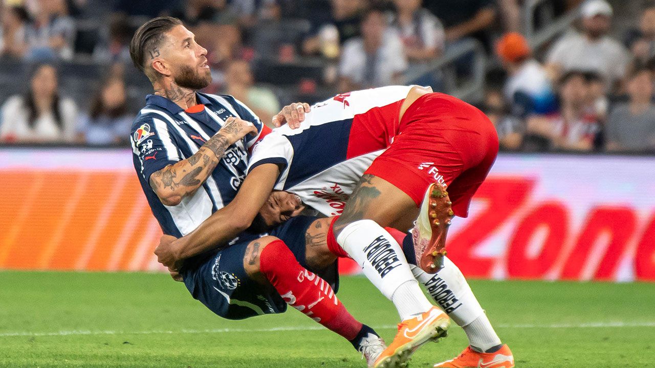 Mateo Chávez, el jugador de Chivas que se fue jaloneado y arrastrado ...