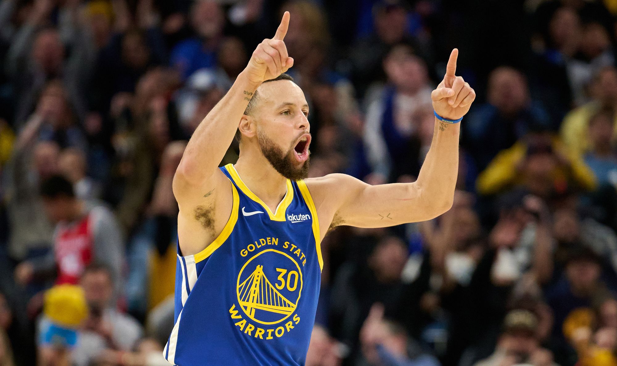 ¿Viste el impresionante tiro de lado a lado de Stephen Curry?